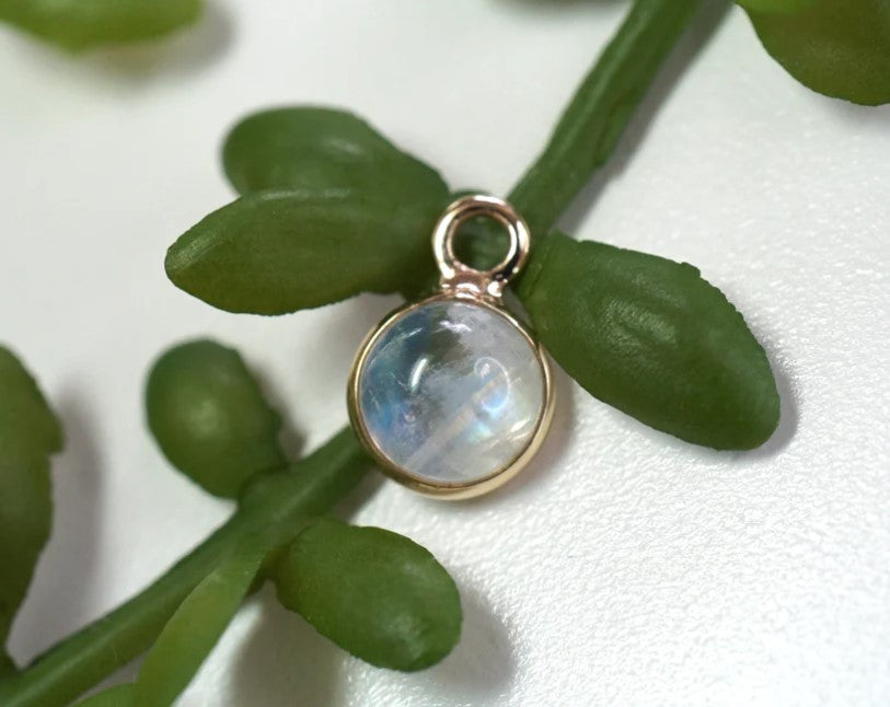 Modern Mood Round Bezel Charm – Spec Body Art (Tattoo & Piercing)